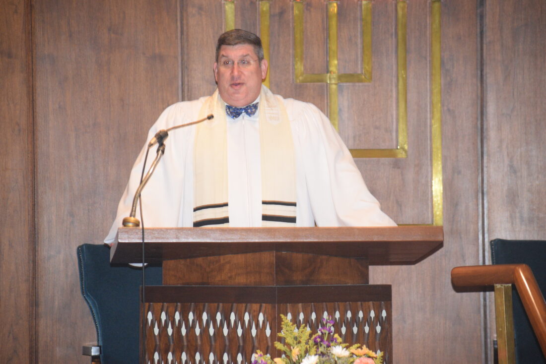 Holocaust Victims Honored at Temple Shalom During Yom HaShoah Service ...